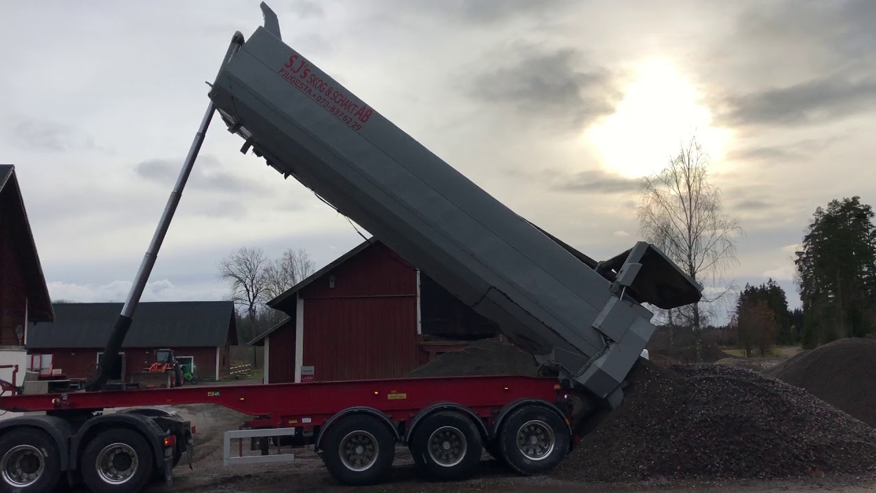 Lastbil med trailer och tippflak