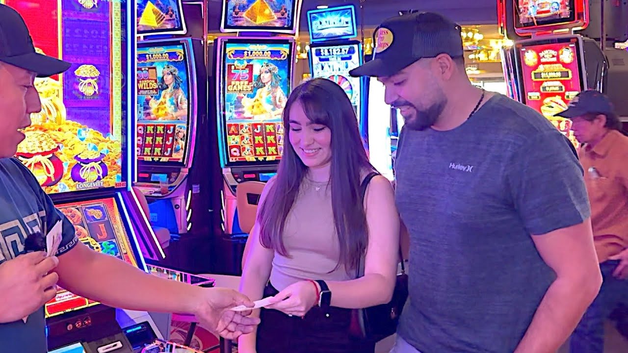 Le Di Dinero 💸 A Pareja En Las Vegas Y Ganaron El MAJOR JACKPOT 🤯