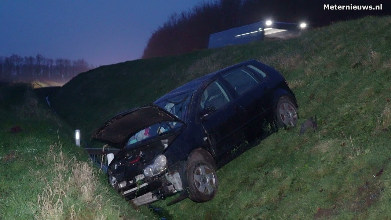 Auto van talud en de sloot in op N34 Annen(Video)