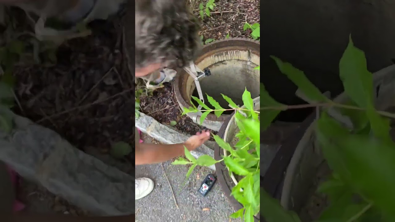 Removing the cross strut (with mounted radar sensor) from the manhole cover DN 600