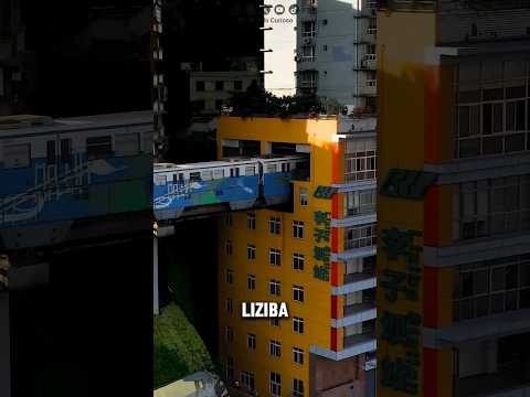 La línea de tren que atraviesa un edificio en china #curiosidades #china #tren