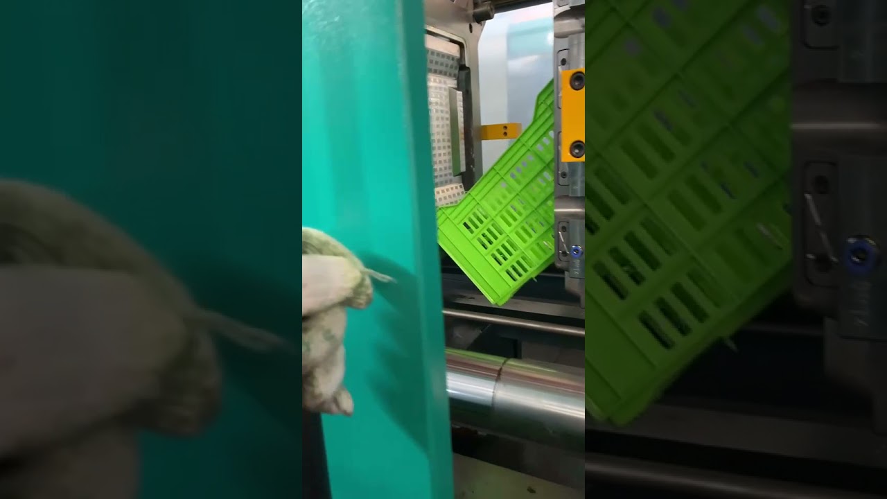 Plastic fruit crate injection molding machine