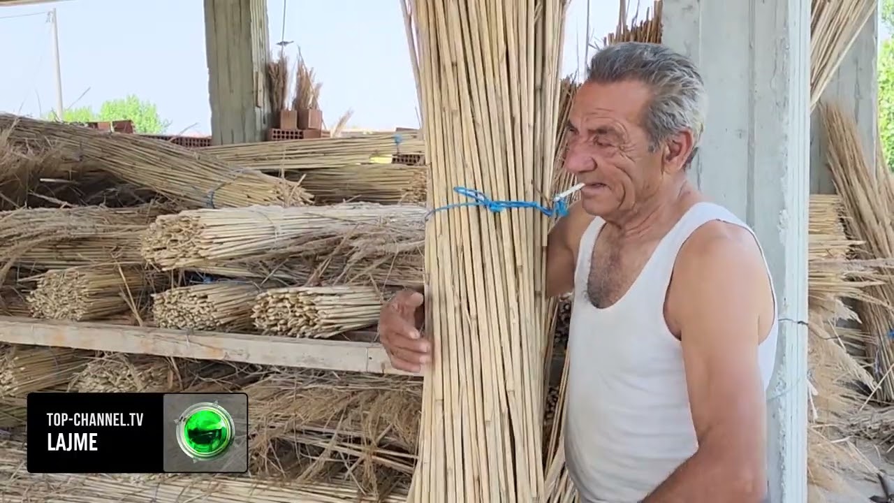 Top Channel / Artizanët e plazheve/ Punojnë kashtore e çadra në të ... Top Channel / Artizanët e plazheve/ Punojnë kashtore e çadra në të ...