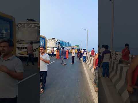 Accident At Kovvuru Bridge Rajahmundry #music #accidenttruck #rajahmundry #hyderabad #roadaccdient