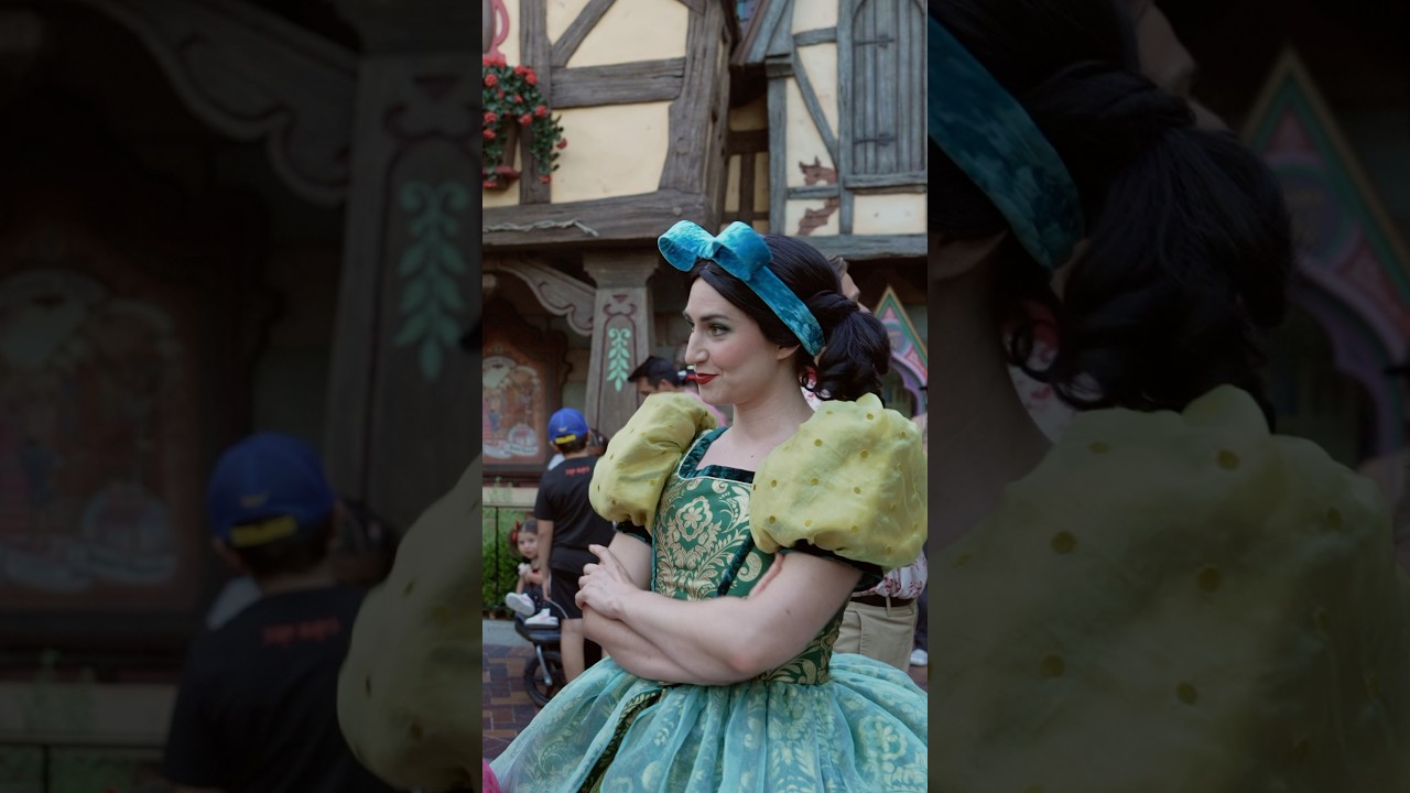 Anastasia vs Drizella: who won this argument? 🏰👑 #disney #disneyland #villains