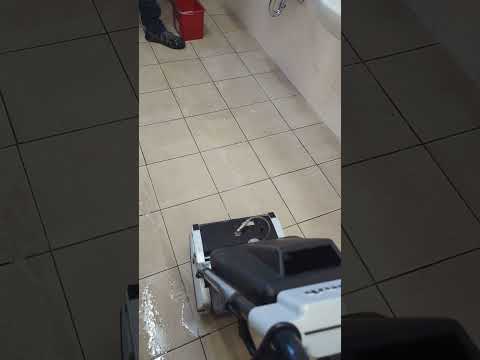 Reinigung Feinsteinzeugfliesen mit der Bürstenwalzmaschine