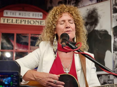 Karyn Oliver "Right Now" In The Music Room Single 2023