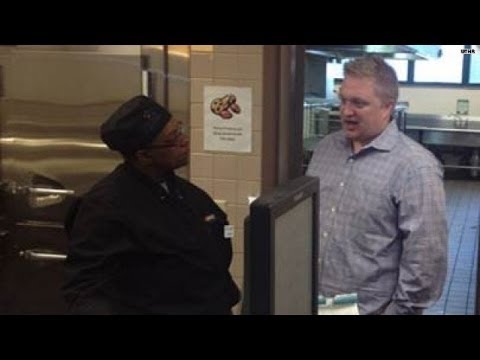 #PayingItForward: School kids get free lunch!