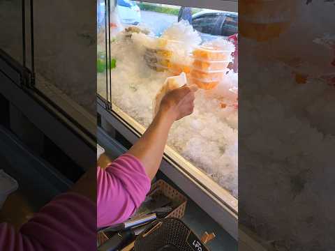 Lady sells fresh fruit in boxes that look good. Unlimited ice, Phitsanulok, Thailand. #streefood