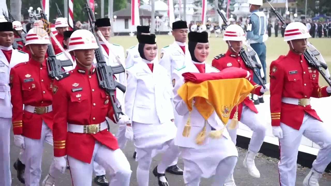 Penurunan Bendera HUT RI ke 79 di Balai Raya Semarak Bengkulu ...