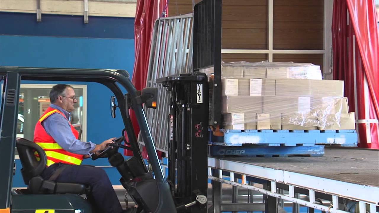 Loading pallets onto a truck tray safely