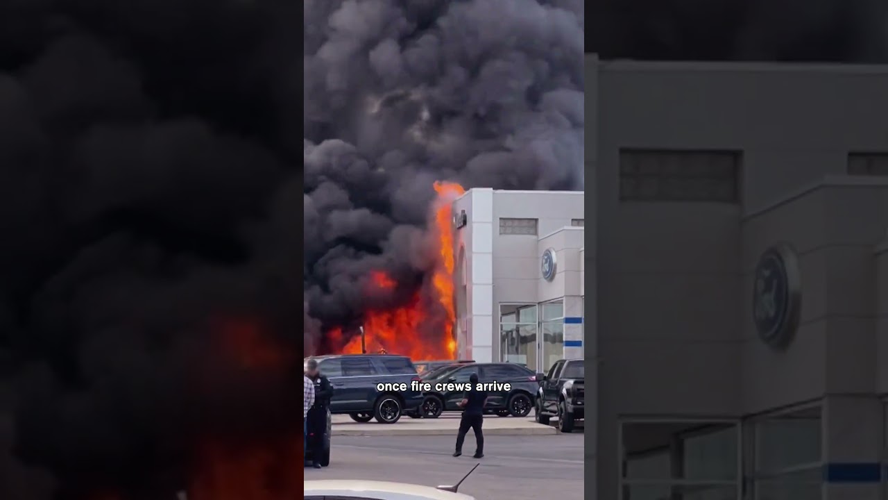 Un camión semirremolque se estrella contra un concesionario en un violento choque | Road Wars | U...