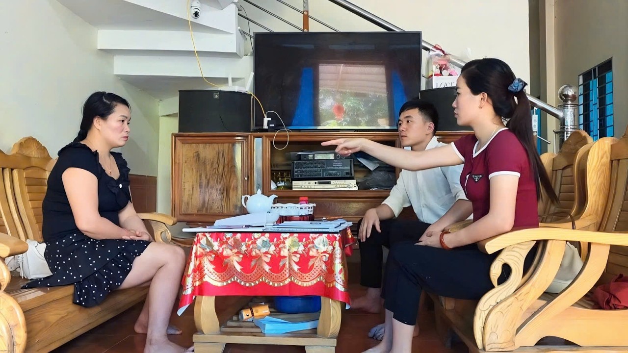 Van wanted to blame Nhat for her mistake, but Mui's firm stance prevented her.