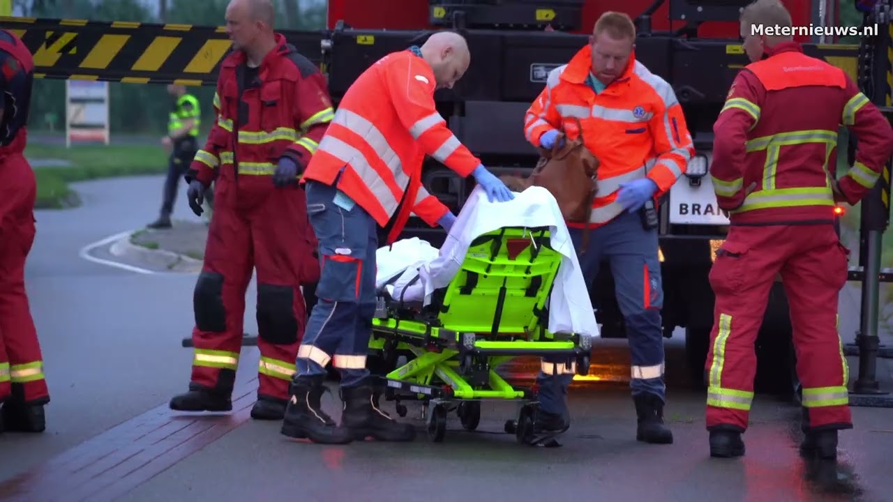 Auto met bestuurder na ongeval met kraan van weg getild(Video)
