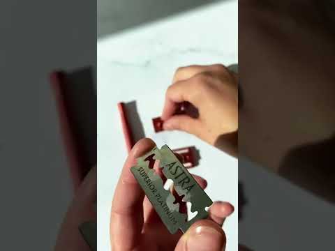 Changing a safety razor blade 🪒