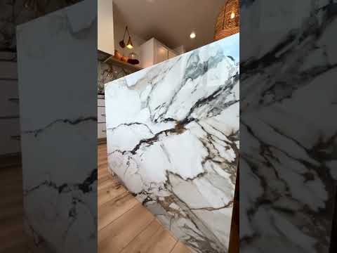 Olha q bancada linda feita em mármore natural!Quer saber + sobre essas pedras? Se inscreve no canal