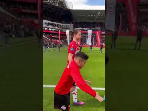 This PSV mascot was living his best life ❤️
