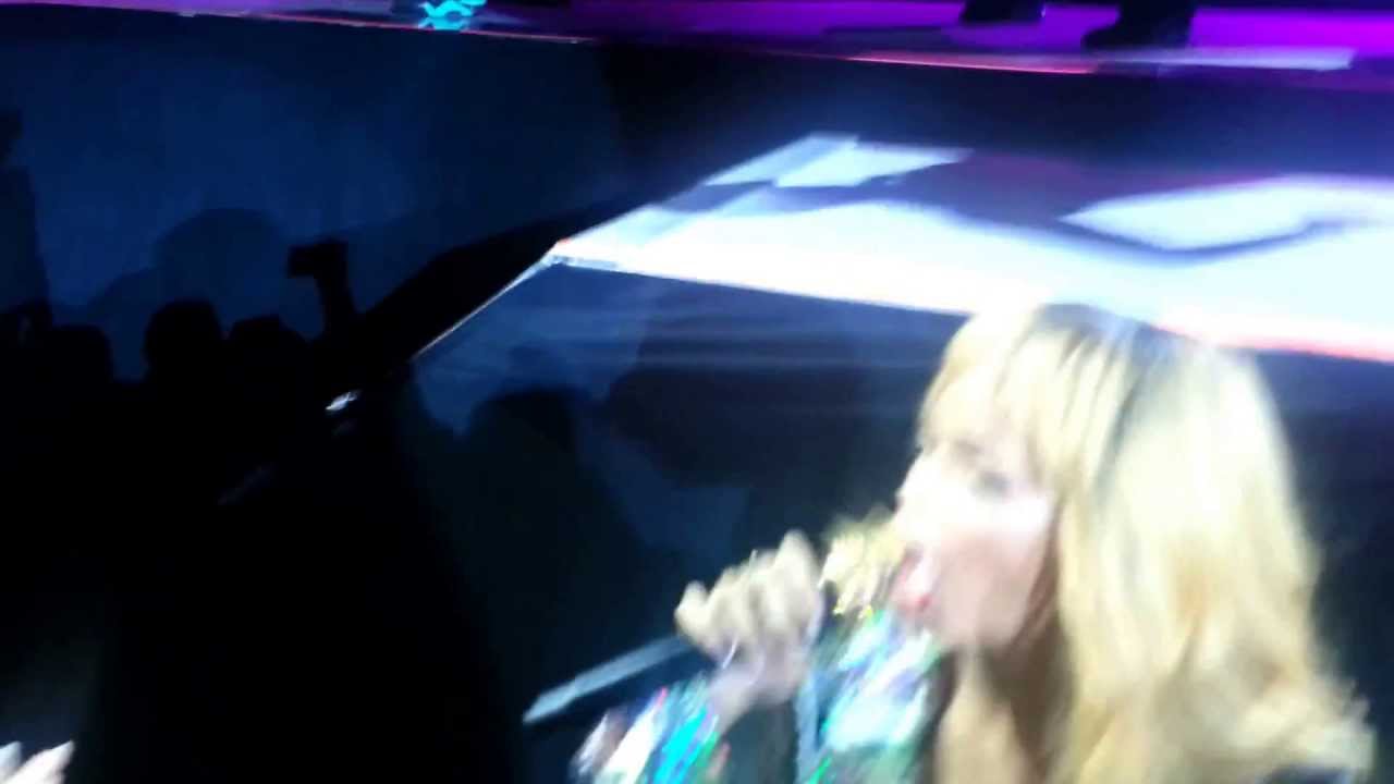 Rihanna 'hits' fan with microphone during Birmingham LG Arena ...
