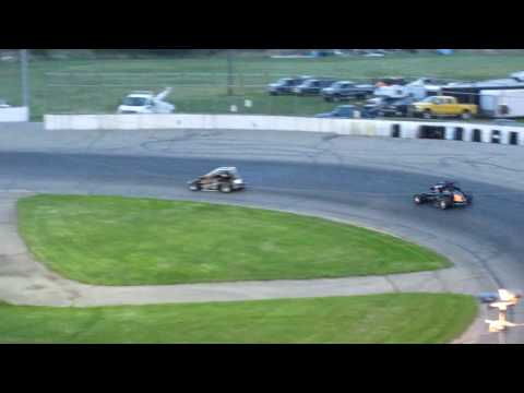 14 year old girl wins her first asphalt sprint car race ever!