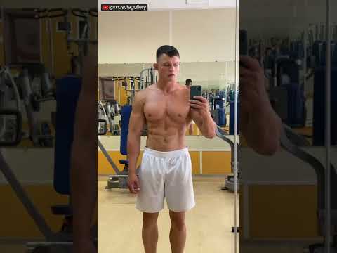 Young bodybuilder showing his muscles🔥