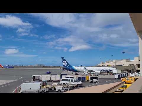 🛬 Arriving at Honolulu Hawaii, Walking & Exploring Daniel K. Inouye International Airport (HNL)