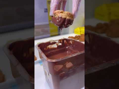 Making Beard Papa's Cream Puffs In Las Vegas