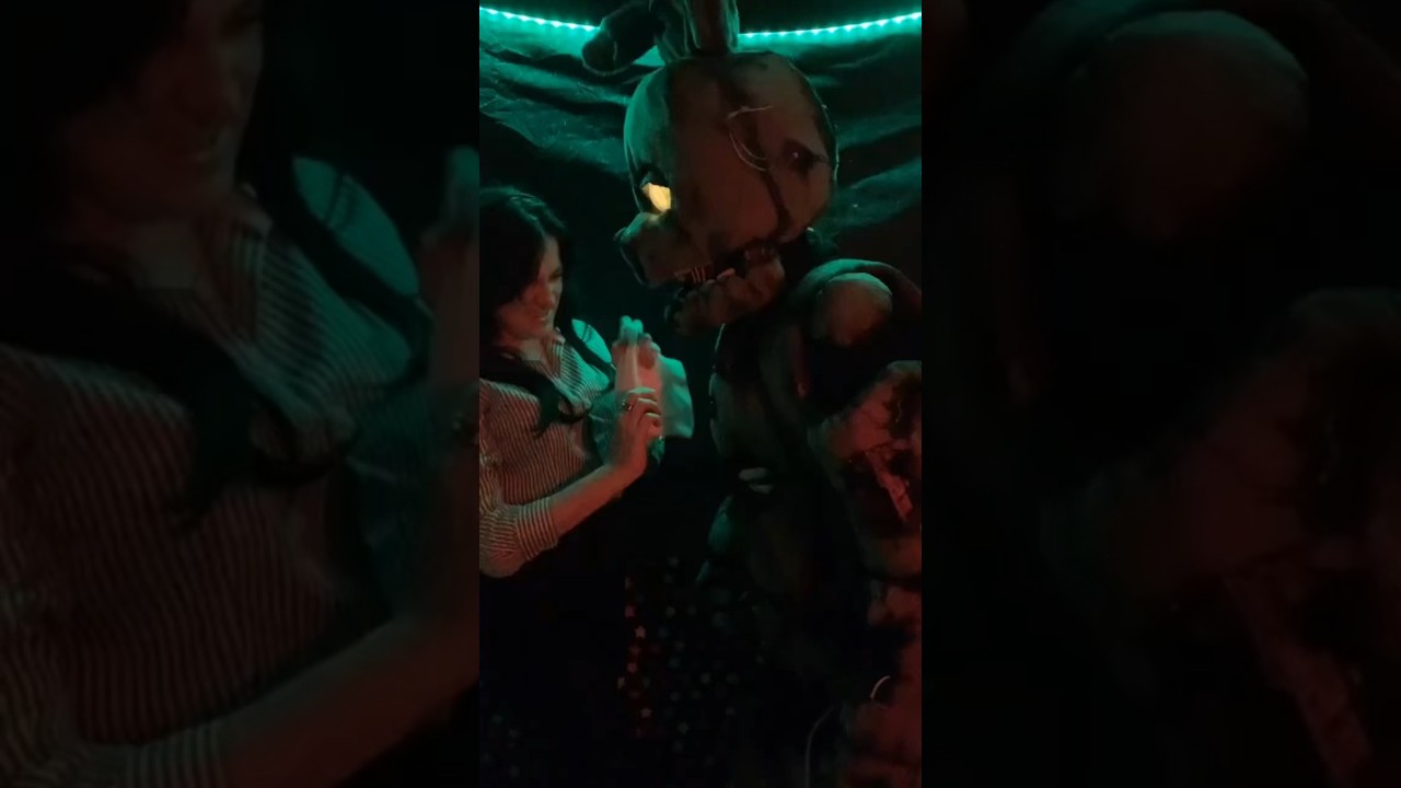 Y/n tries to help Springtrap but it’s not working #fivenightsatfreddys #springtrap #williamafton