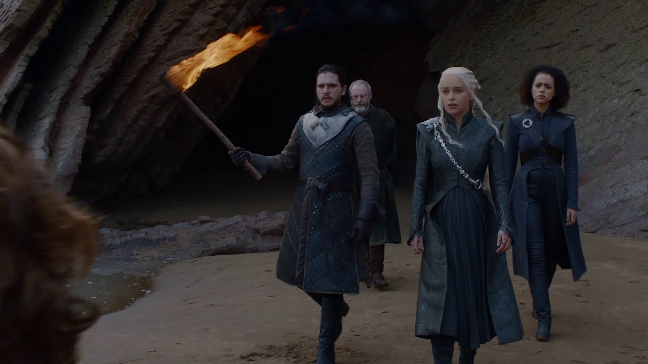 Game of Thrones 7x04-Jon shows Daenerys the Dragonglass