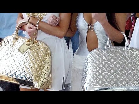 That Time Paris Hilton & Kim Kardashian Twinned in Australia