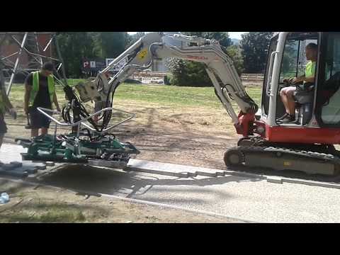 Minikoparka Takeuchi TB225 z chwytakiem do układania kostki brukowej Hunklinger