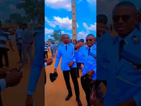 Remise des épaulettes de l'élève sous officier de police
