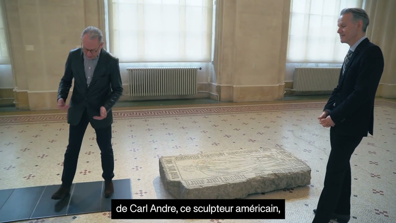 Marcher sur une œuvre de Carl Andre dans 