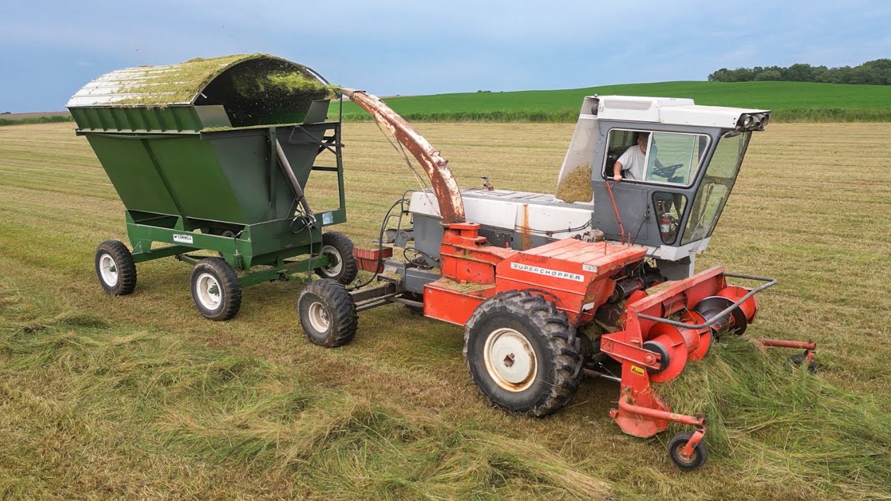 New Idea UniSystem Chopping Hay