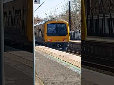Class 323 departing Selly Oak #shorts #class323 #westmidlandsrailway #wmr