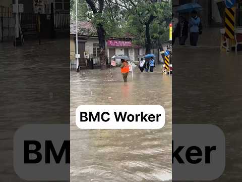 BMC Workers are standing in heavy rainЁЯСМЁЯП╗ #bmc #worker #mumbairains