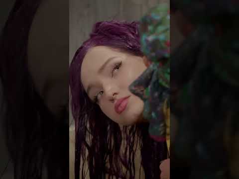 From makeovers to matchmaking, Anna Cathcart can do it all π #Descendants #Shorts