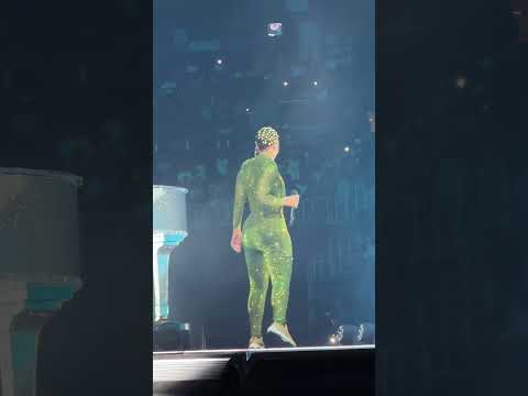 Alicia Keys Performs "No One" In Atlanta