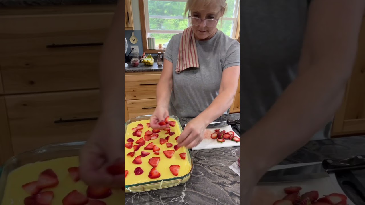 This BANANA SPLiT Cake was Amazing #cakerecipe #bakingfromscratch #dessertrecipe #justthebells10