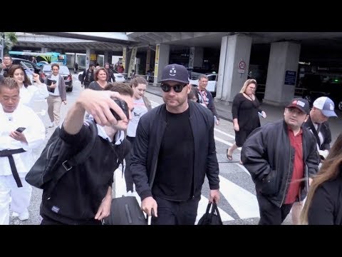 EXCLUSIVE : Liev Schreiber arriving in Cannes via Nice airport