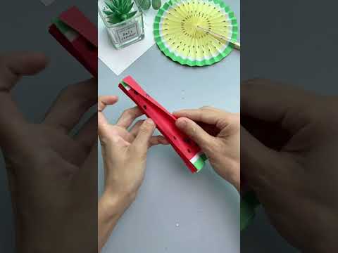 The weather is getting hotter and hotter. Make a cool watermelon fan and do it with your children.