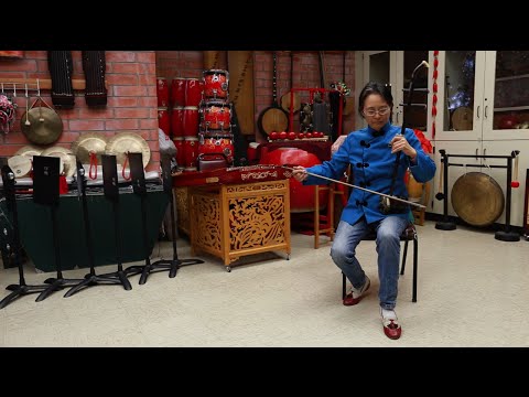 UCLA professor performs the Chinese erhu