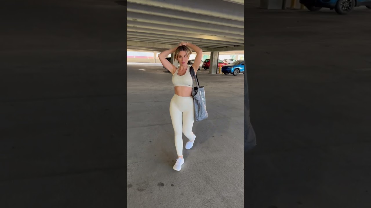 What’s your favorite thing to do at the gym? #fitgirl #yogapants #leggings #athleticwear