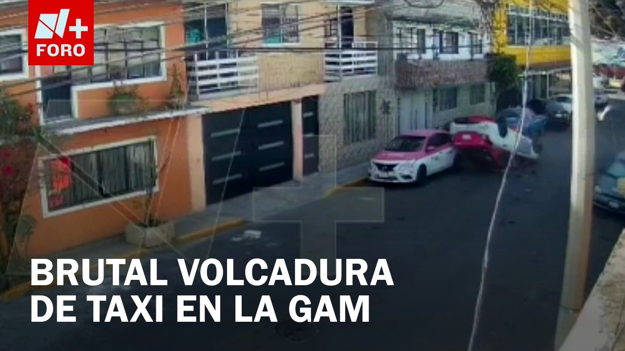 Momento exacto en que taxi se impacta contra auto estacionado y vuelca en la CDMX