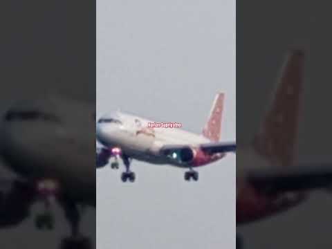 Pesawat BATIK AIR Airbus 320-214 PK-LZH Dari PALEMBANG Landing Di Halim Perdanakusuma Jakarta
