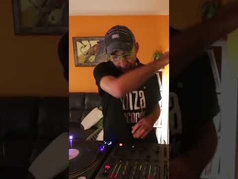 Mixing Vinyl Records sometimes can go wrong. This is how you can save the dj mix last minute …