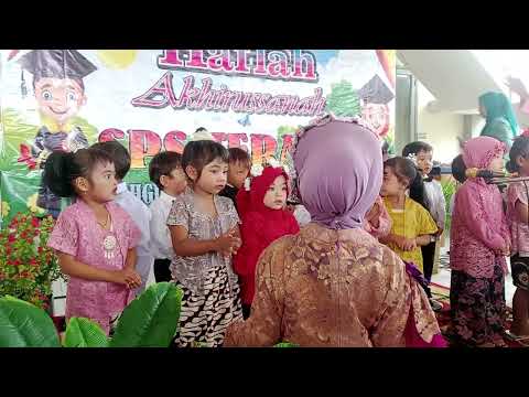 adik ayla nyanyi lagu Indonesia Raya