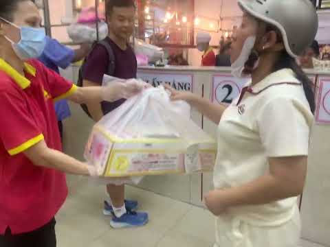 20250607 Group walk district 3 VM 2 Buying Peking Roast Duck paying