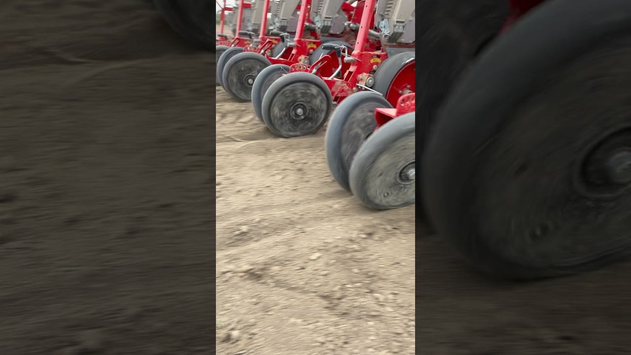 Setva krenula! Jeste li vi posejali i koje seme je vaš izbor? #setva #kukuruz #poljoprivrednik