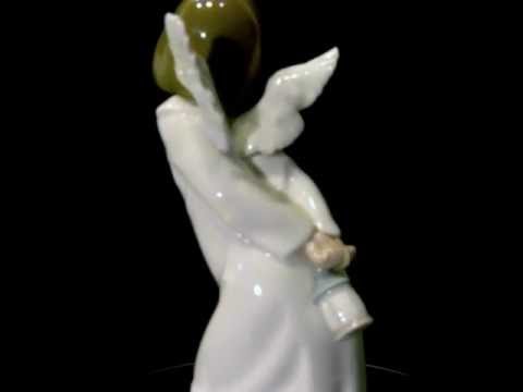 Lladro Figurine Cherub, Smiling / Curious Angel - Angel Farolero # 01004960