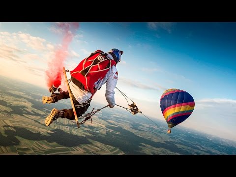Watch Skydivers Swing Between Two Hot Air Balloons